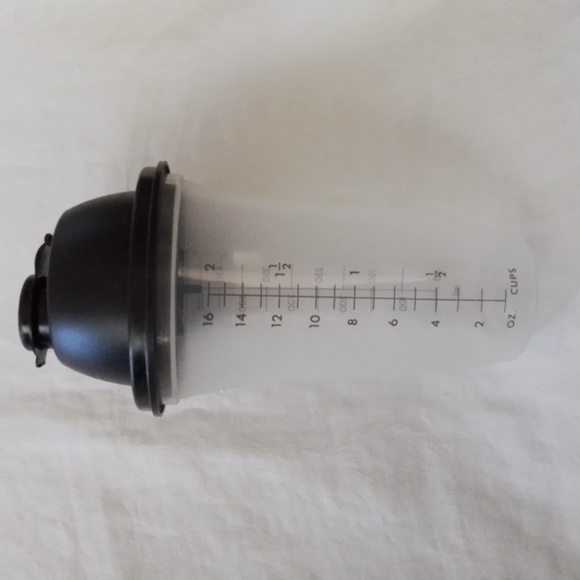 Tupperware | Kitchen | Tupperware 2cup Classic Sheer Quick Shake ...